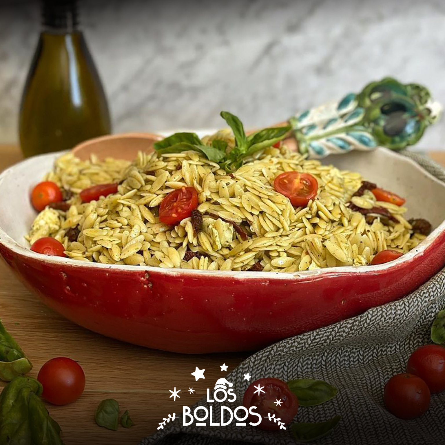 Orzo con Pesto de Albahaca, Queso Mozzarella y Tomates Cherry